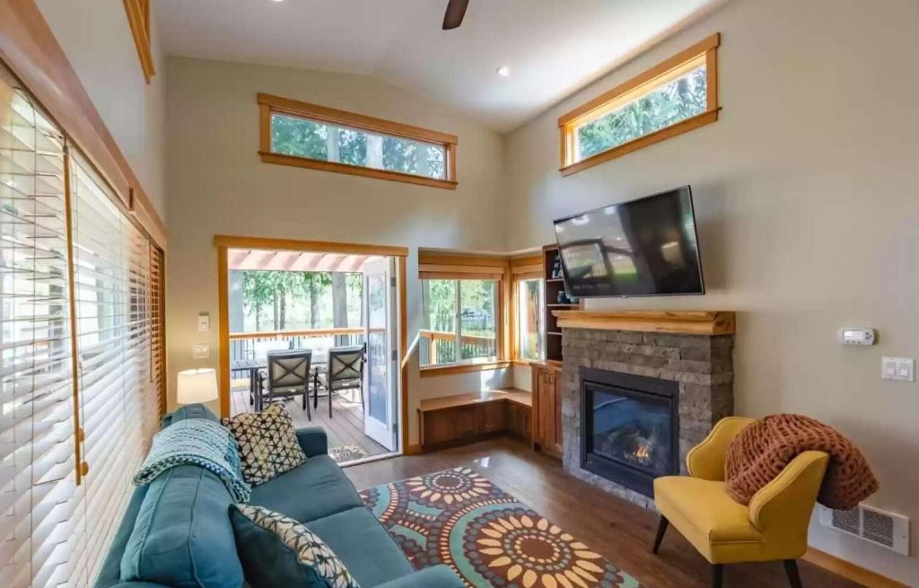 Green Tiny House By The Lake - Life Tiny House