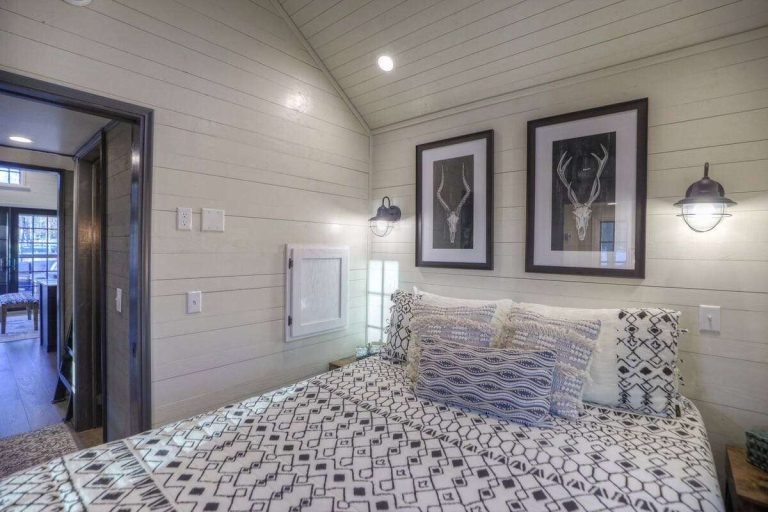 Tiny House Against the Perfect View - Life Tiny House