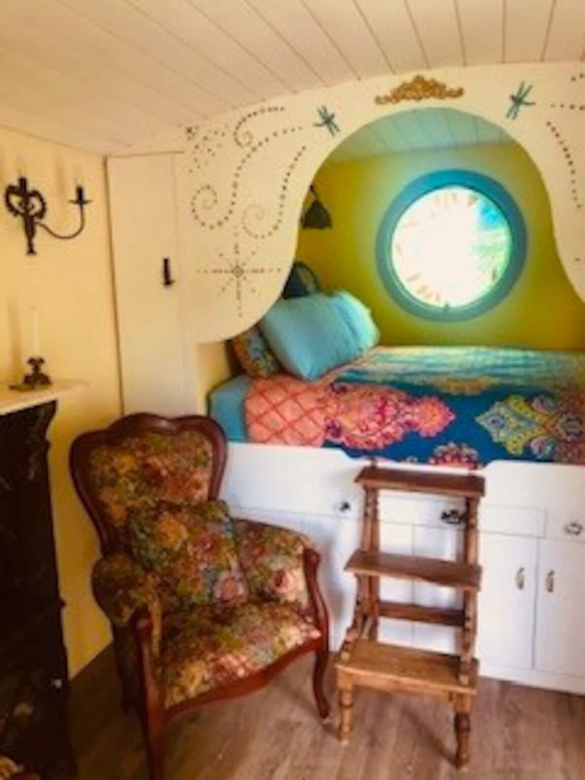 Romantic and Fun Life in a Tiny House - Life Tiny House