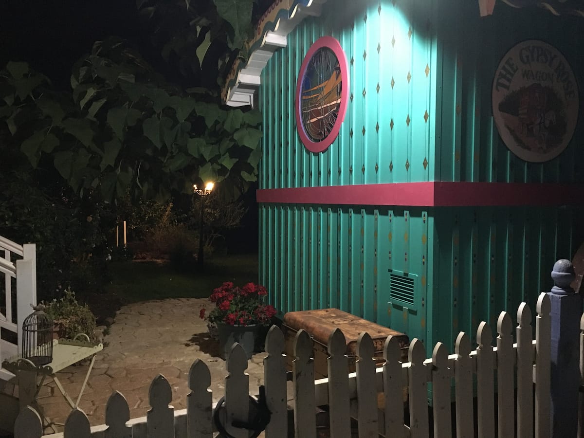 Romantic and Fun Life in a Tiny House - Life Tiny House