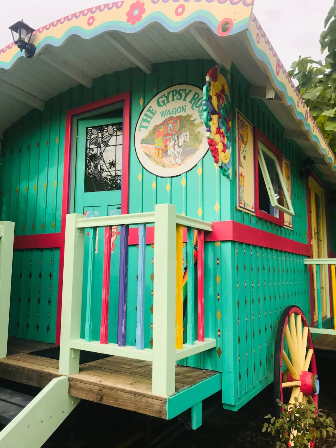 Romantic and Fun Life in a Tiny House - Life Tiny House