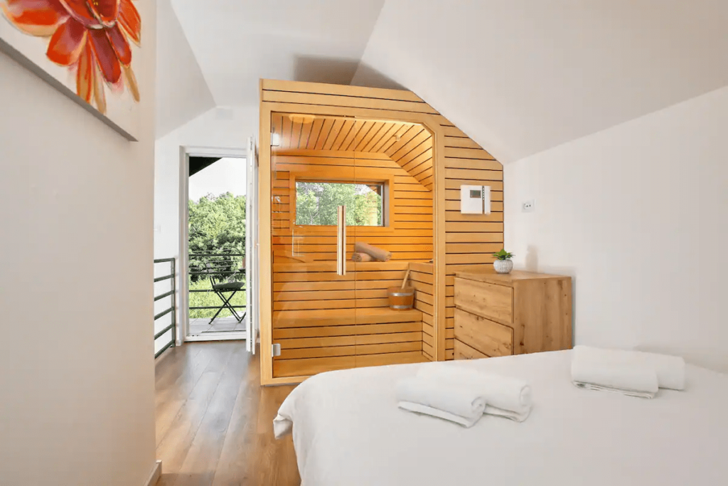 Wonderful Tiny House with Jacuzzi and Sauna - Life Tiny House