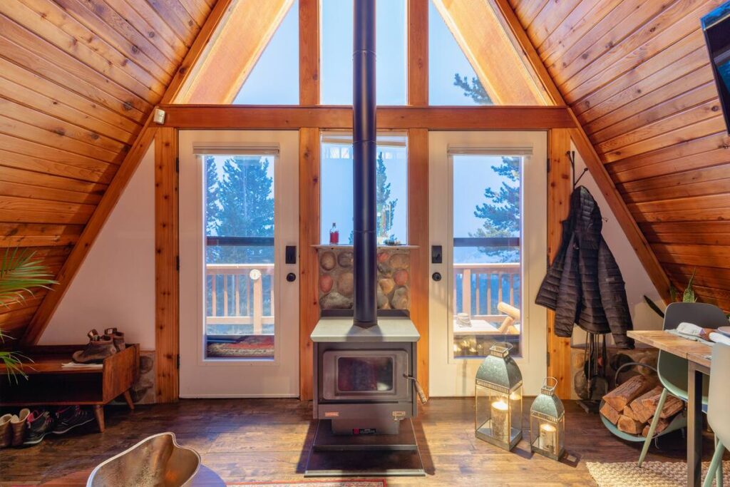 Charming Cabin House with Mountain View - Life Tiny House