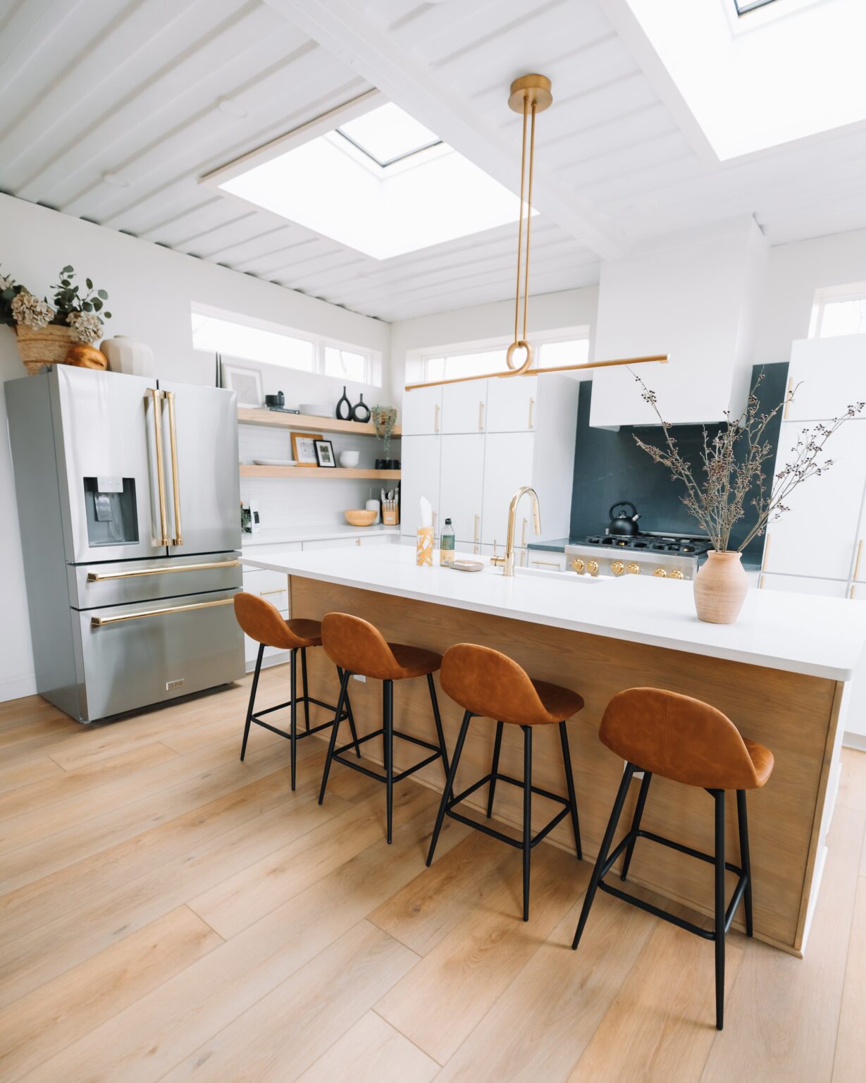 Luxury Home Designed By Combining Containers - Life Tiny House