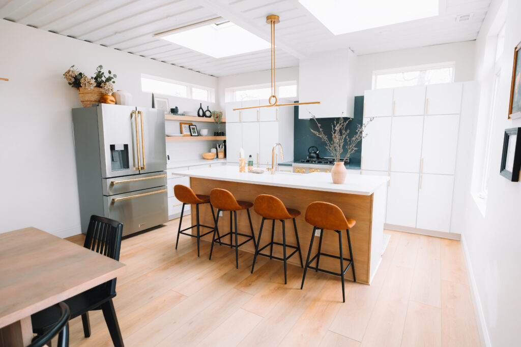 Luxury Home Designed By Combining Containers - Life Tiny House
