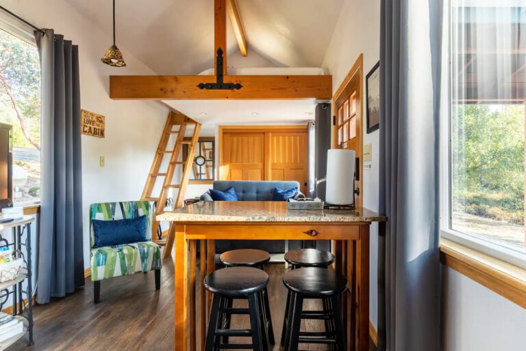 Peaceful Cabin Home Living - Life Tiny House