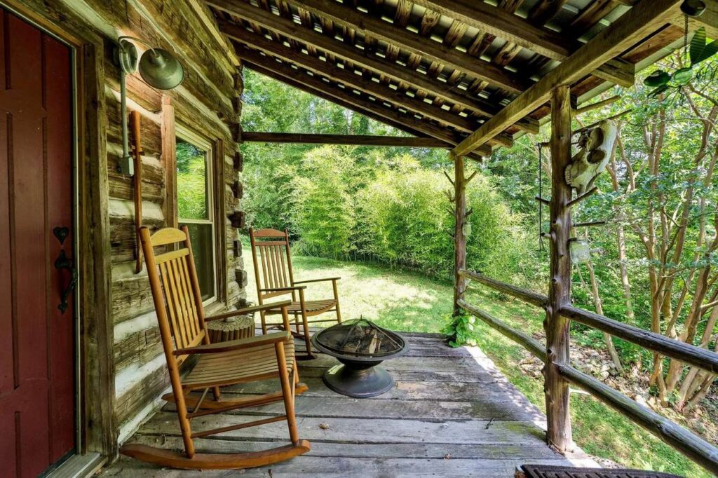 Charming Tiny Log House - Life Tiny House