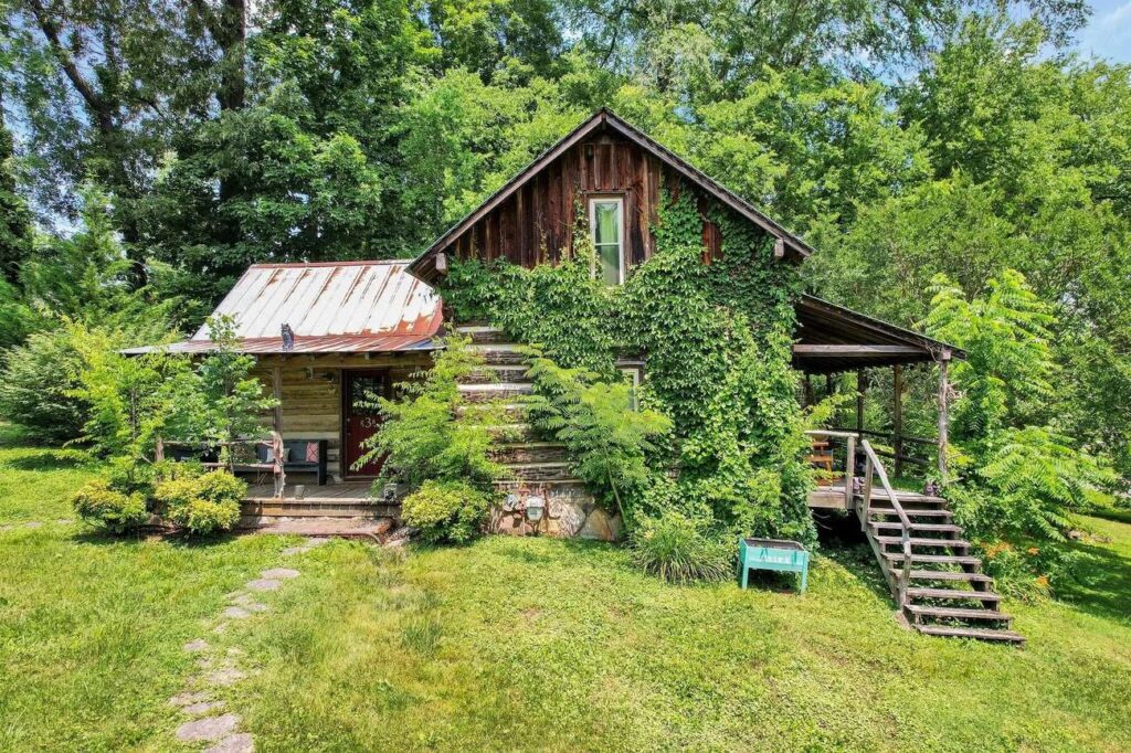 Charming Tiny Log House - Life Tiny House