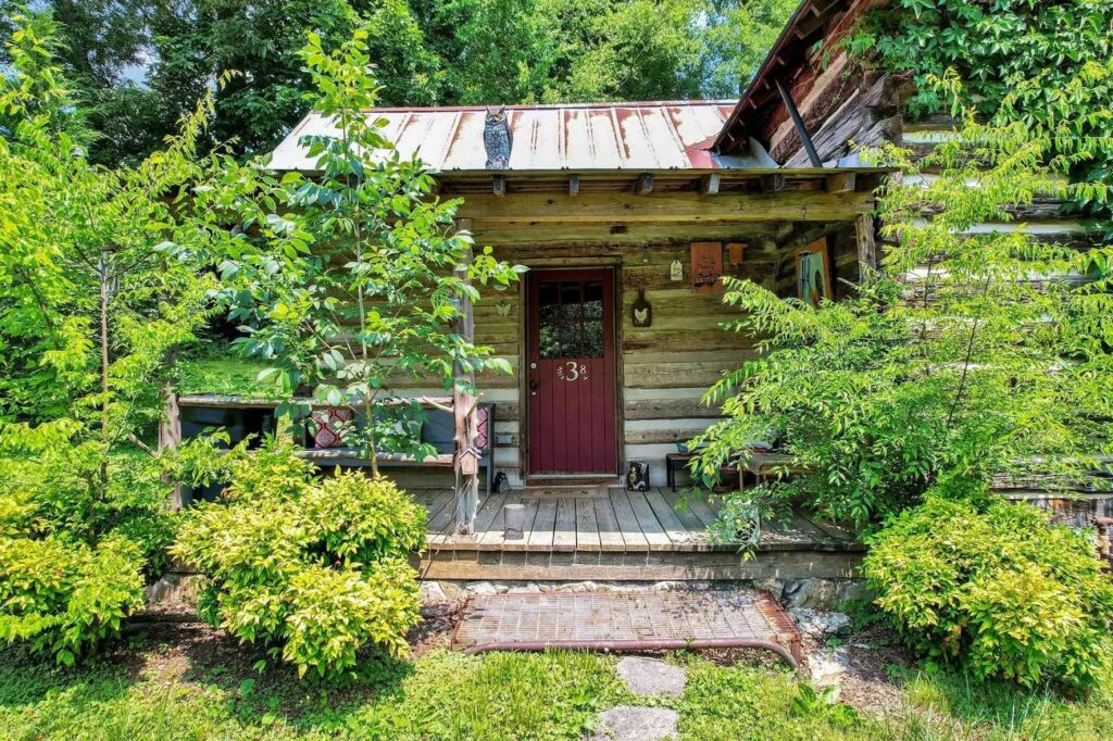 Charming Tiny Log House - Life Tiny House